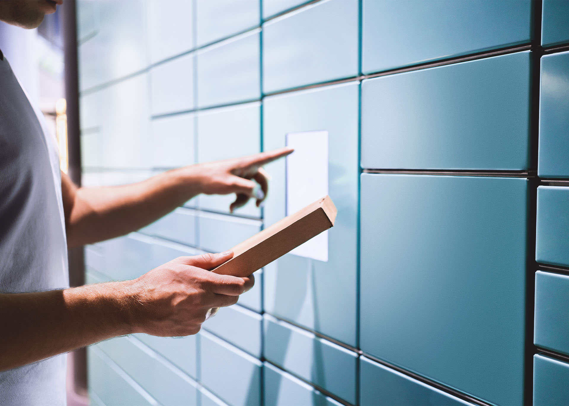 DHL Automat BOX: Jak nadać i odebrać paczkę? Poradnik