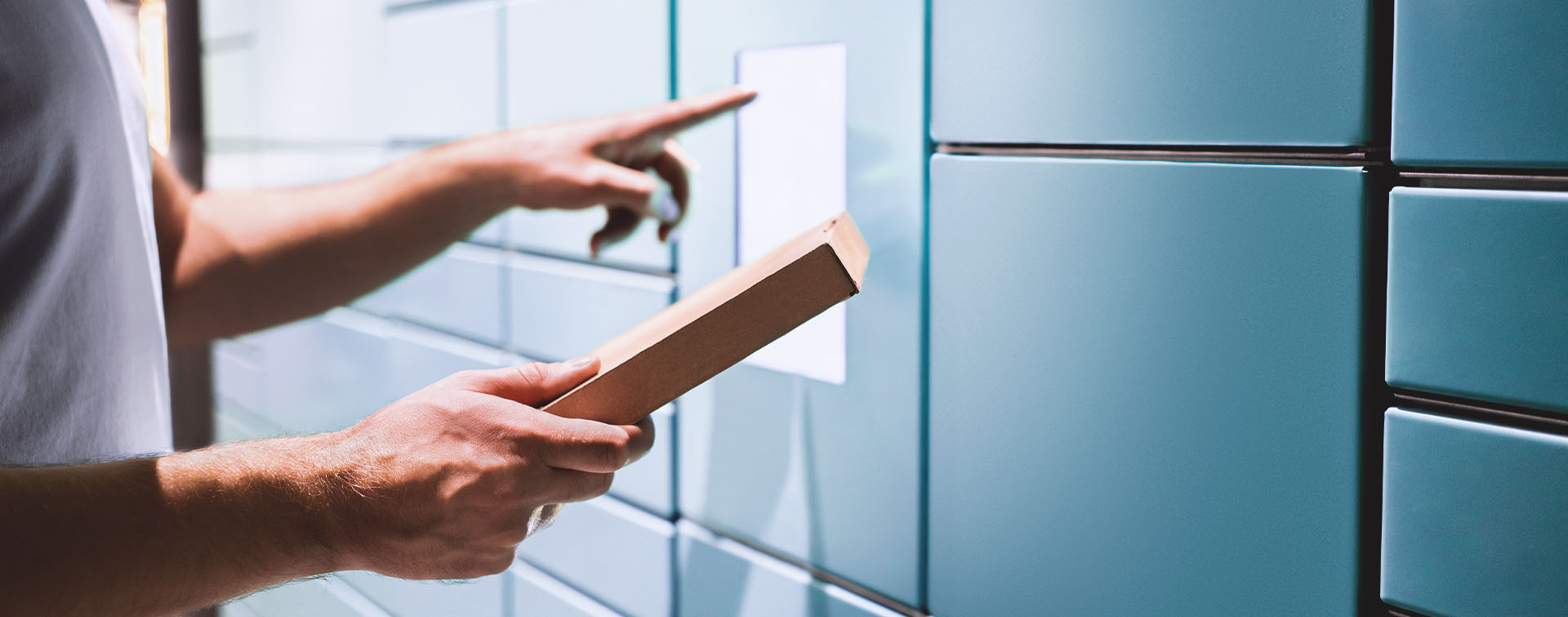 DHL Automat BOX: Jak nadać i odebrać paczkę? Poradnik